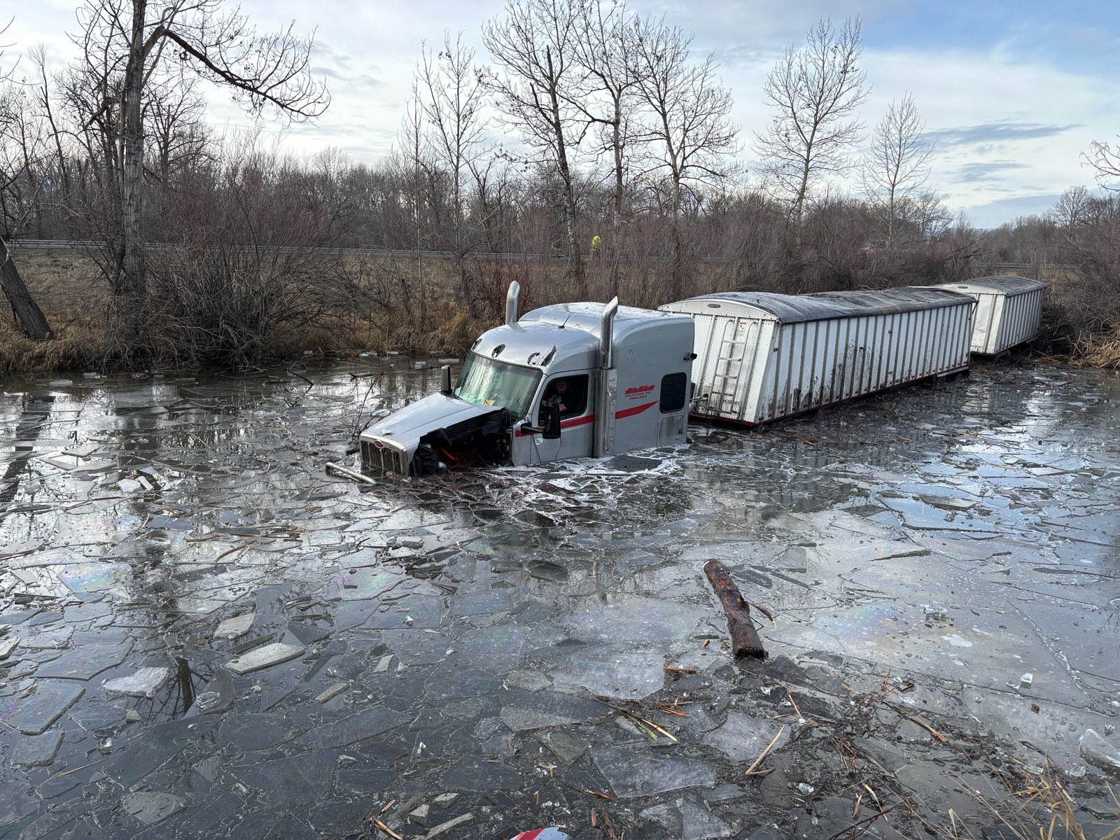 Semi Truck Drove off Westbound I-90, Crashes Into Water - PNW Daily